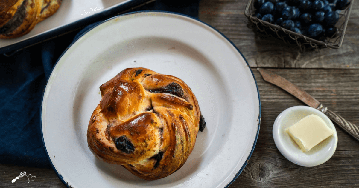 Blueberry Twist Bread Rolls Recipe - Hostess At Heart