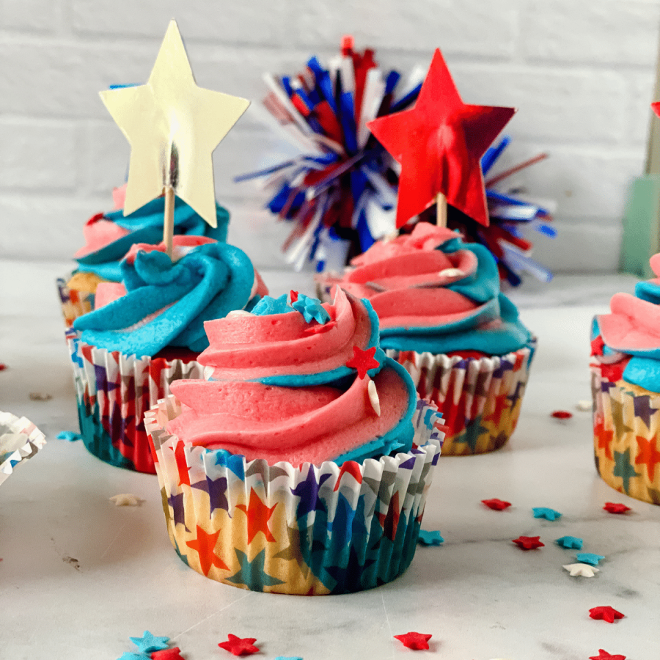 4th of July Cupcakes with Swirl Frosting - Hostess At Heart