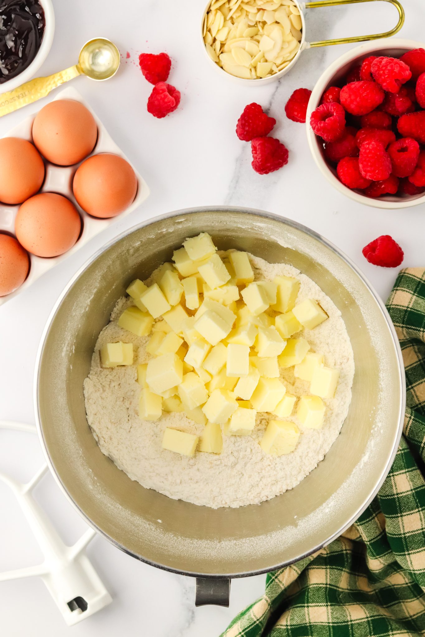 Easy Raspberry Bars Recipe (with Crumble Topping) - Hostess At Heart